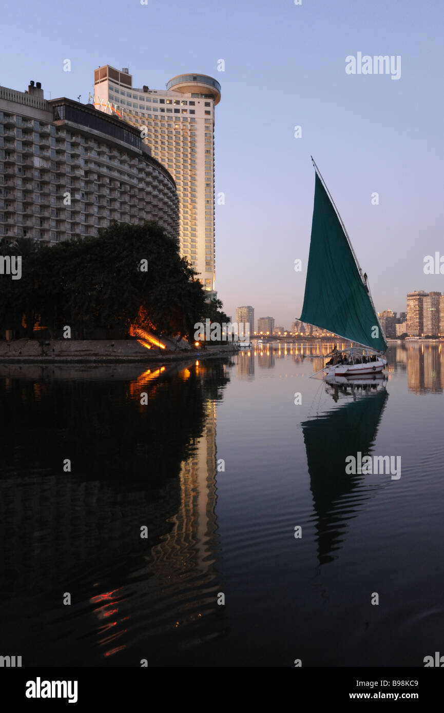 Egypte Le Caire voilier felouque sur le Nil à l'aube Photo Stock - Alamy