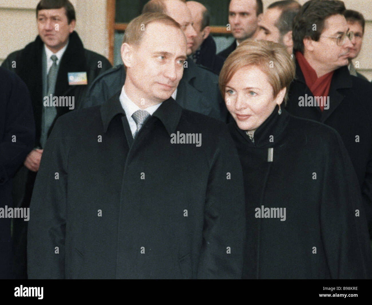 Le Président russe par intérim, Vladimir Poutine et son épouse Ludmila ...