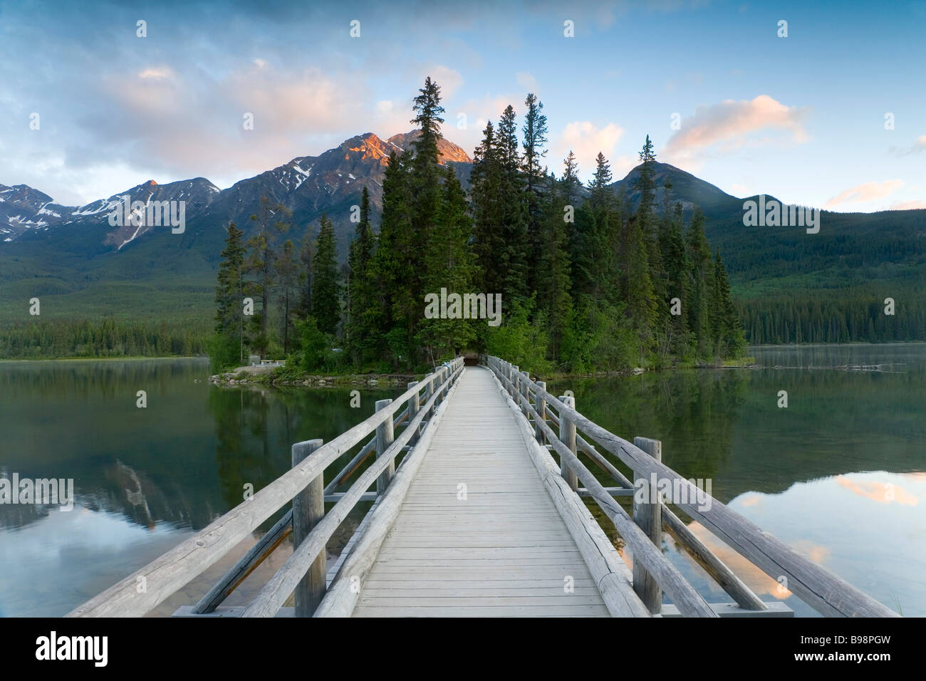 Bridge le lac Pyramid, nr Jasper. Le parc national Jasper, Alberta ...