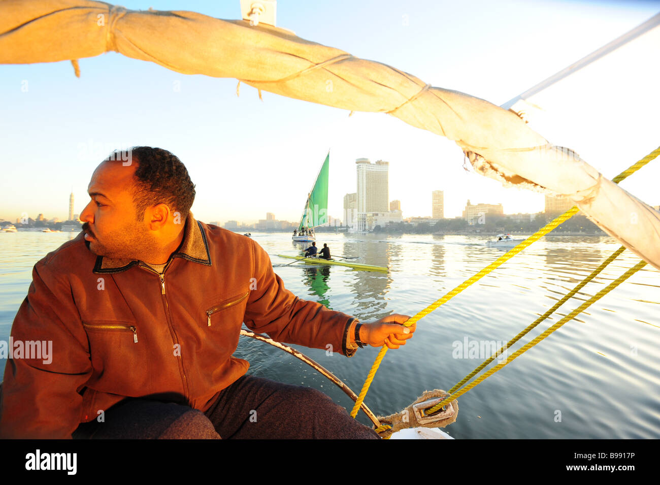 Egypte Le Caire voilier felouque sur le Nil à l'aube Photo Stock - Alamy