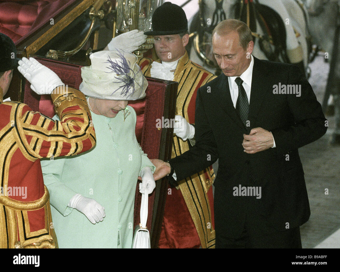 Sa Majesté la Reine Elizabeth II de Grande-Bretagne à gauche et le ...
