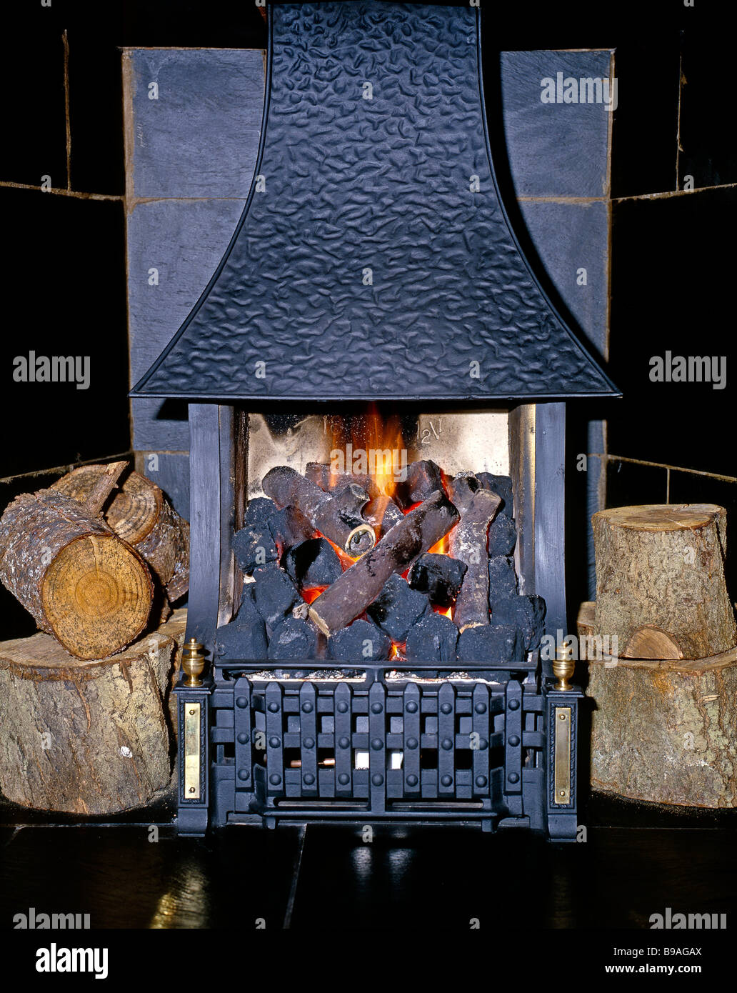 Cheminée en fonte. Cheminée en fonte au gaz, au bois et au charbon à ...