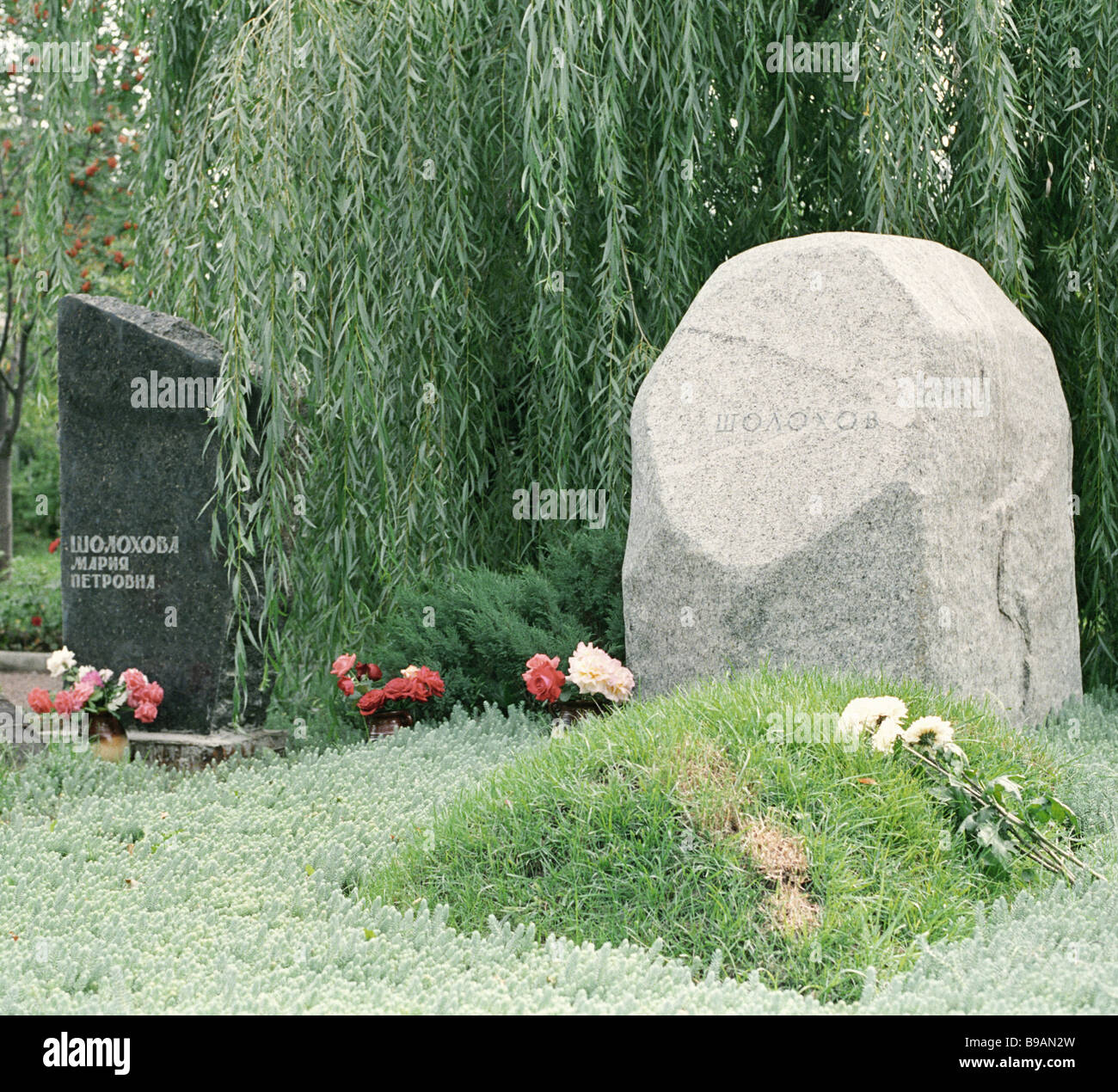 Tombes de l'écrivain Mikhaïl Cholokhov et sa femme en stanitsa ...