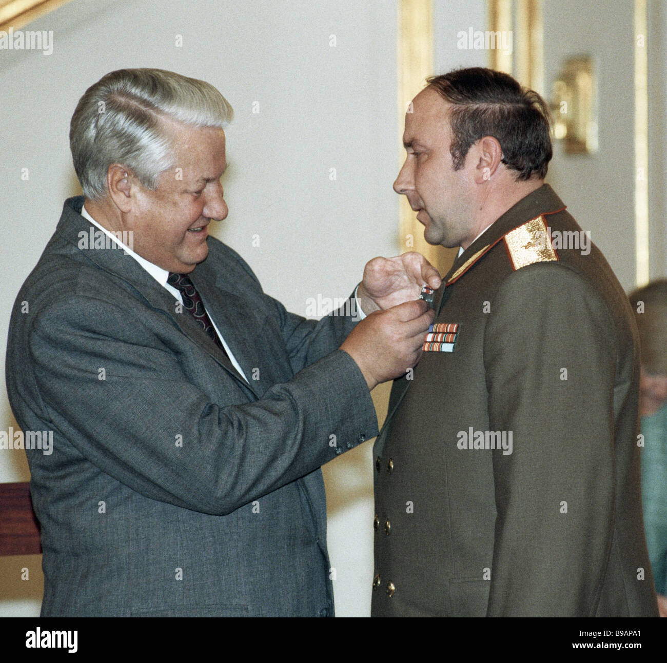Le Président russe Boris Eltsine à gauche présentant Alexander ...