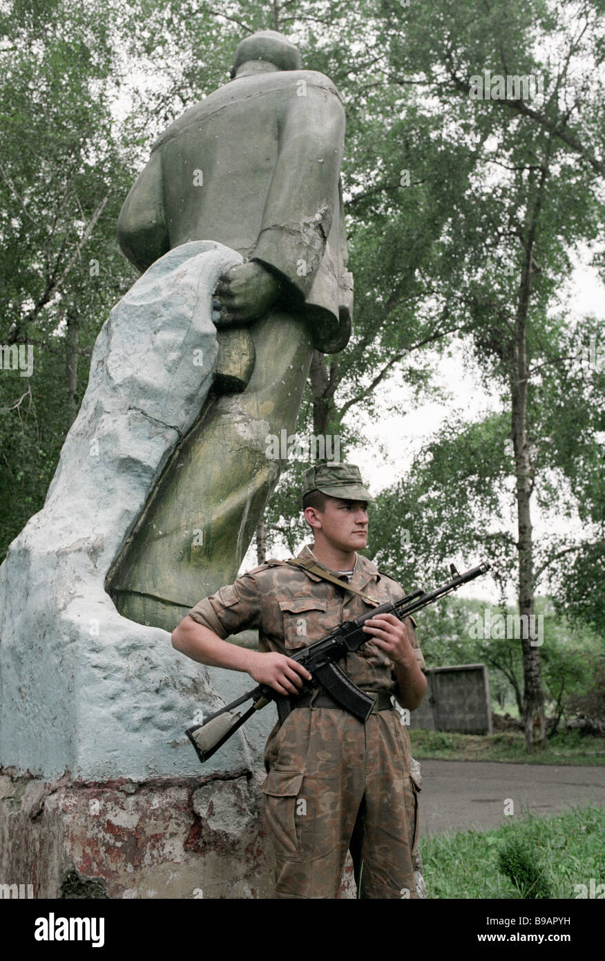 Un monument de Vladimir Lénine à l'ancienne maison de campagne de ...