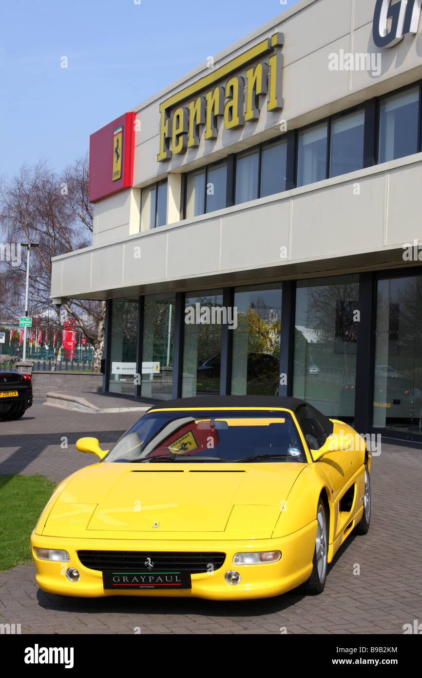Un concessionnaire Ferrari dans une ville du Royaume-Uni Photo Stock ...