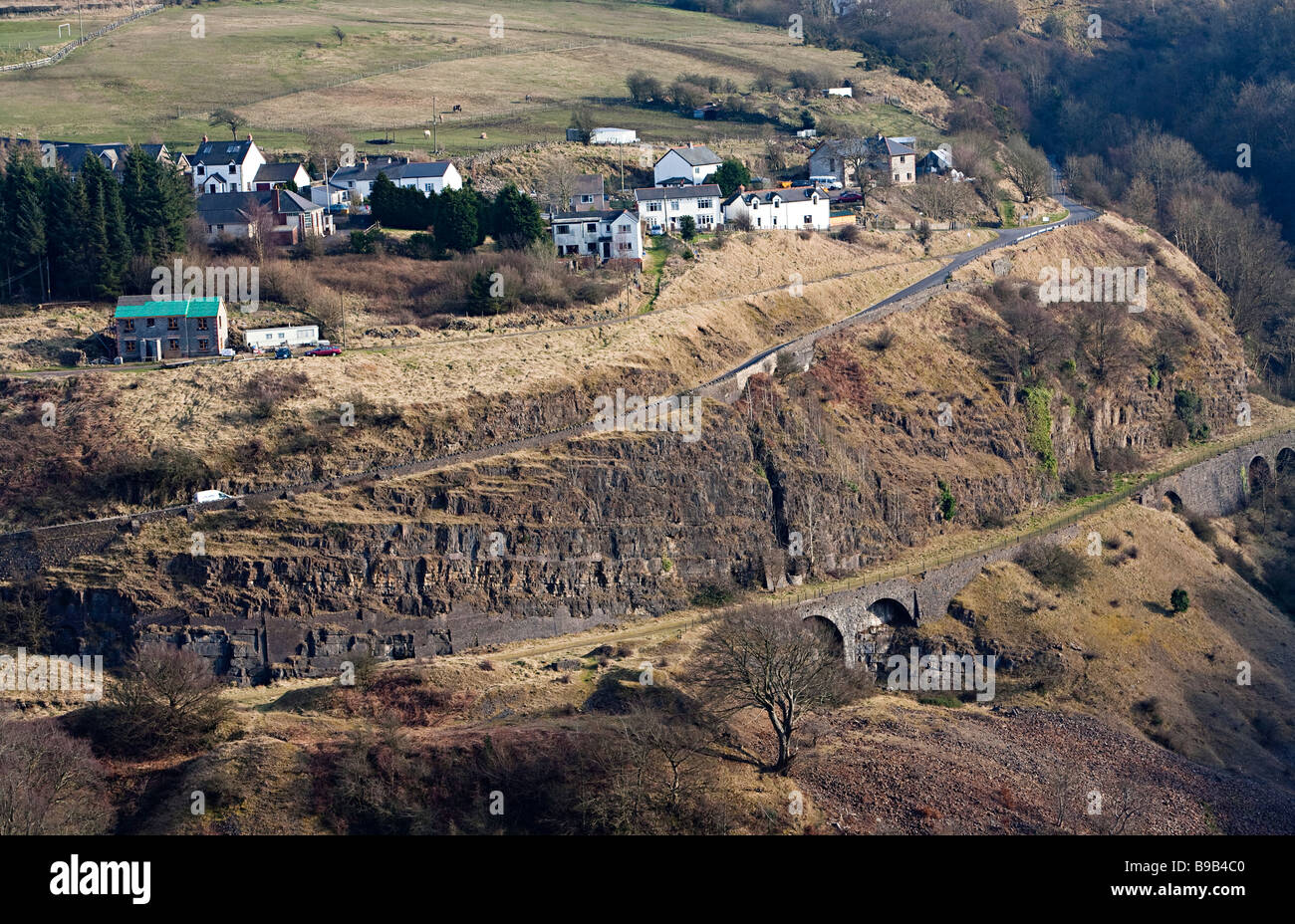 Llanelly Hill Gorge Clydach avec ruines de la vieille ligne de chemin ...