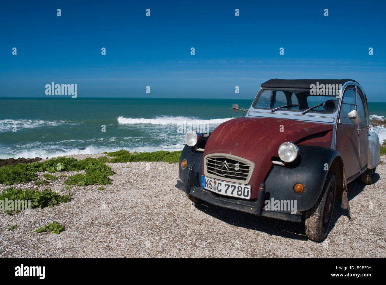 Citroen bleu 2cv Banque de photographies et d’images à haute résolution ...