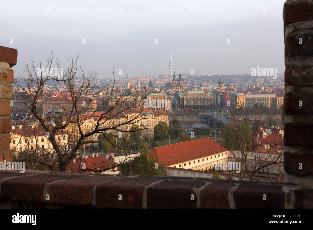 Paysage urbain de prague avec vue sur les toits de tuiles rouges de ...
