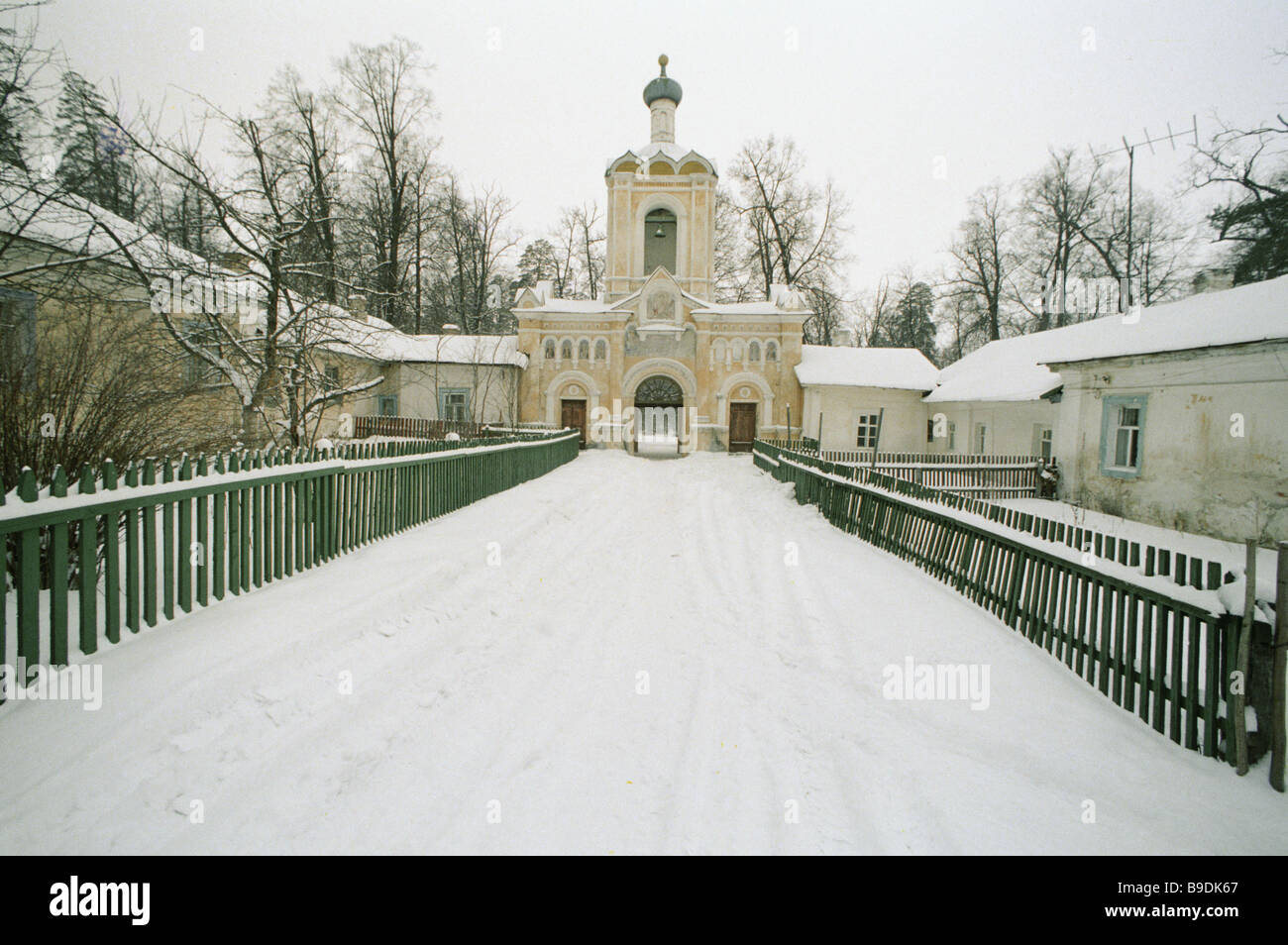 Monastère Optina Pustyn le portail de l'skete Optina où vivaient les ...