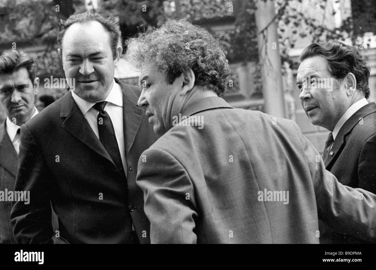 De gauche à droite des écrivains Bashkir Musin Nuguman Mirzagitov ...