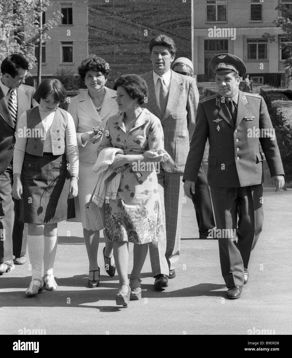 Pilote de l'espace soviétique Valery Ryumin centre avec ses amis Photo ...
