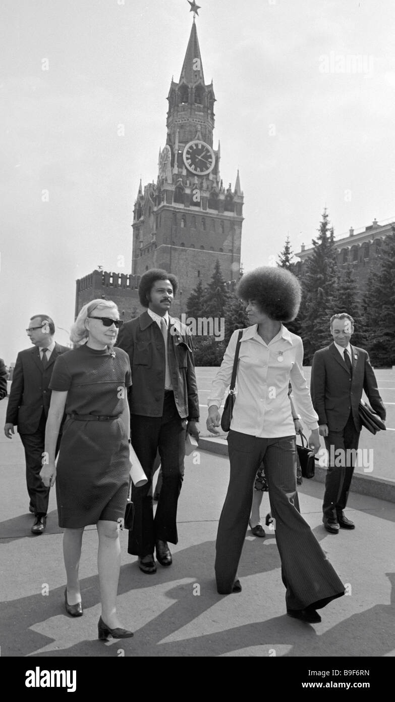 Angela Davis, membre du Parti Communiste S U S Comité Central à droite ...