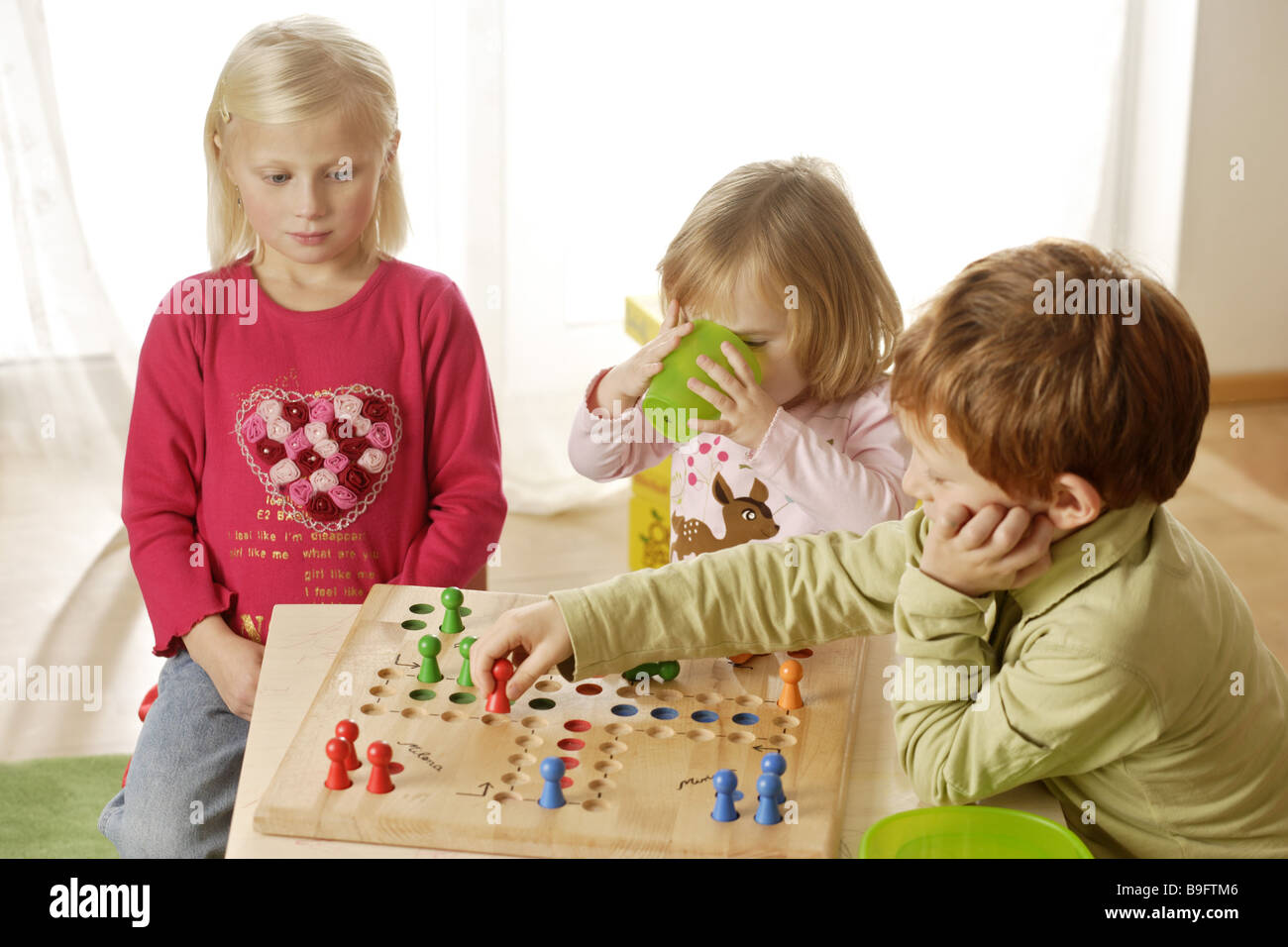Fille Garçon ludo joue série détail personnes enfants trois la pratique ...