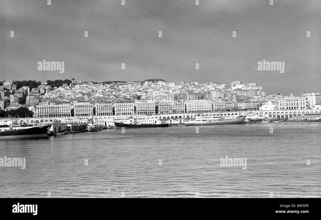 Une vue sur la mer d'Alger Photo Stock - Alamy