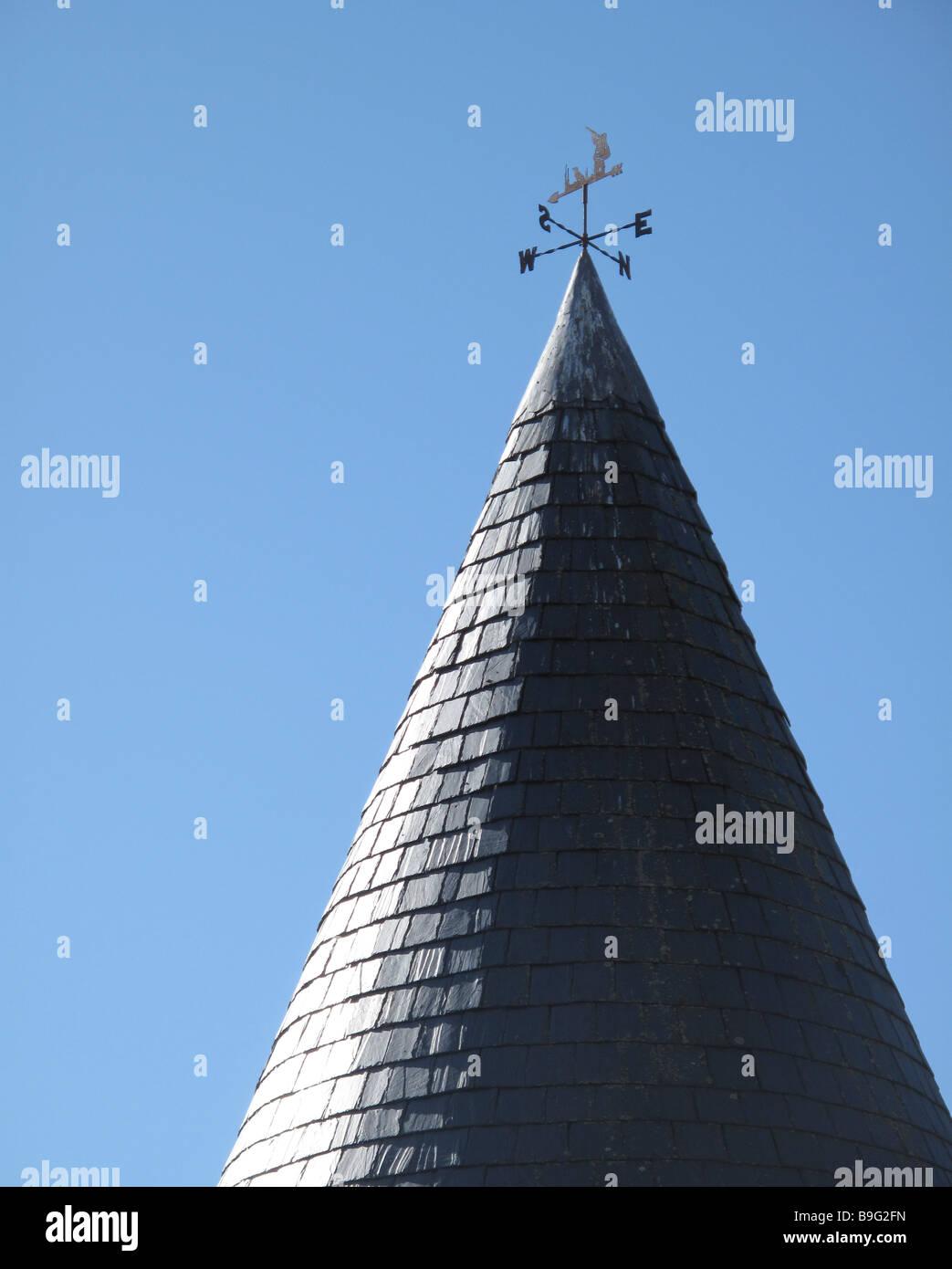 Toit conique prévue avec girouette Photo Stock - Alamy