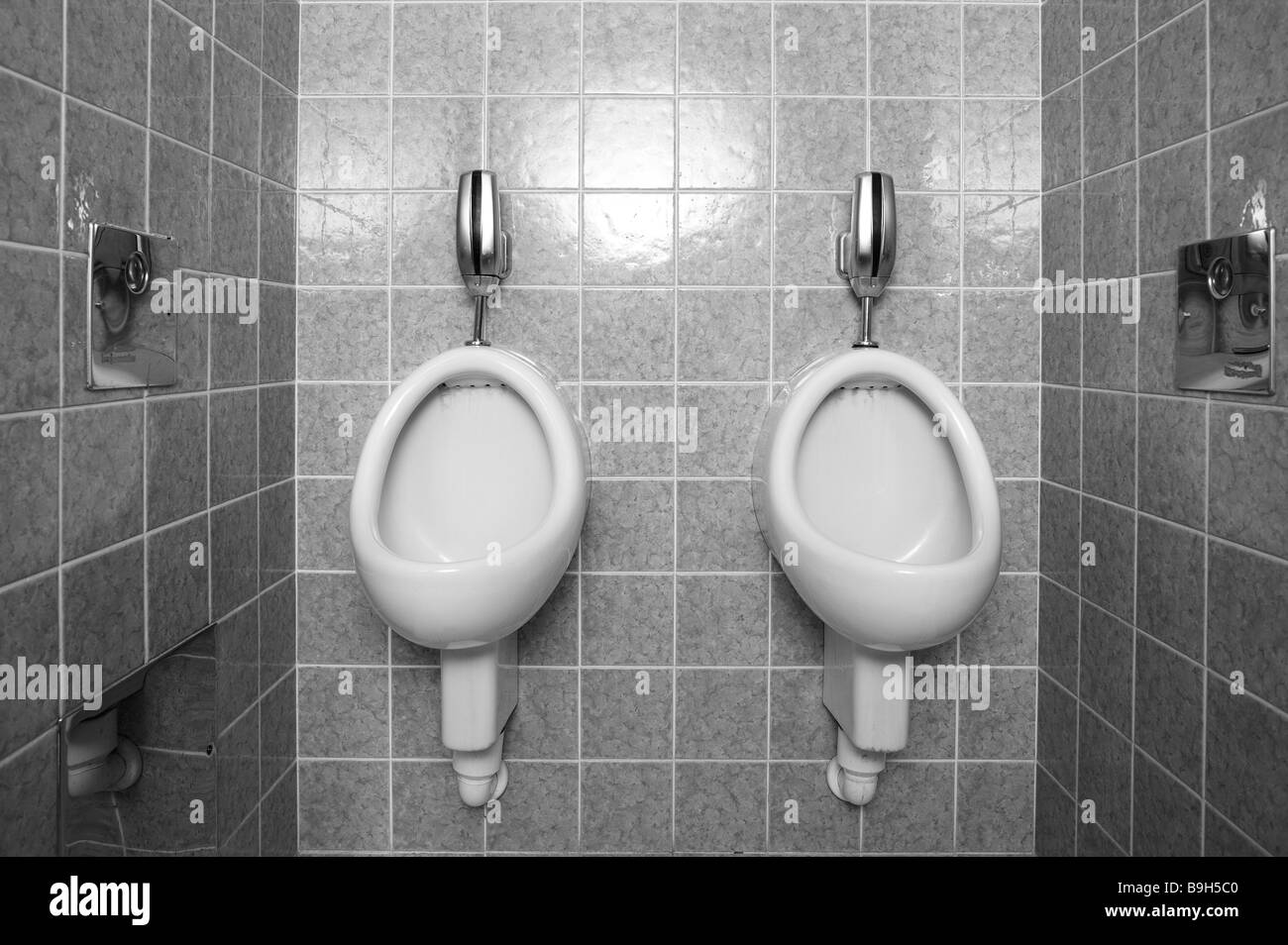 Deux urinoirs s/w homme-Toilettes Les toilettes des toilettes de l ...