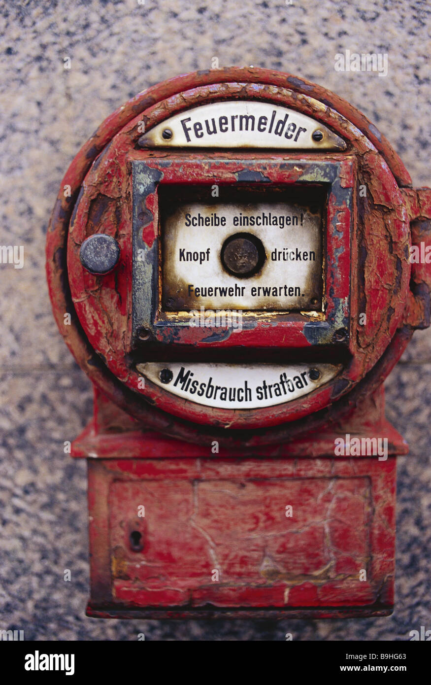 Alarme incendie temps mur détail façade sur le bouton-poussoir d'alarme ...