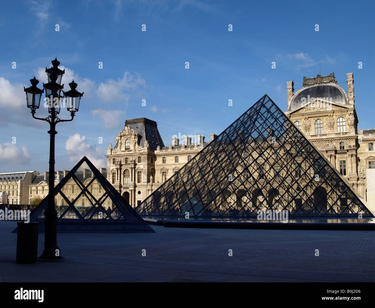 Louvre pyramid Banque de photographies et d’images à haute résolution ...