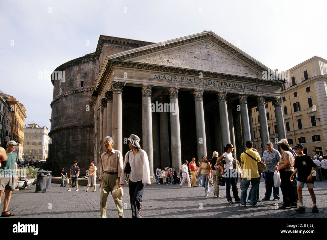 Les touristes au Panthéon, le mieux préservé temple circulaire de l ...