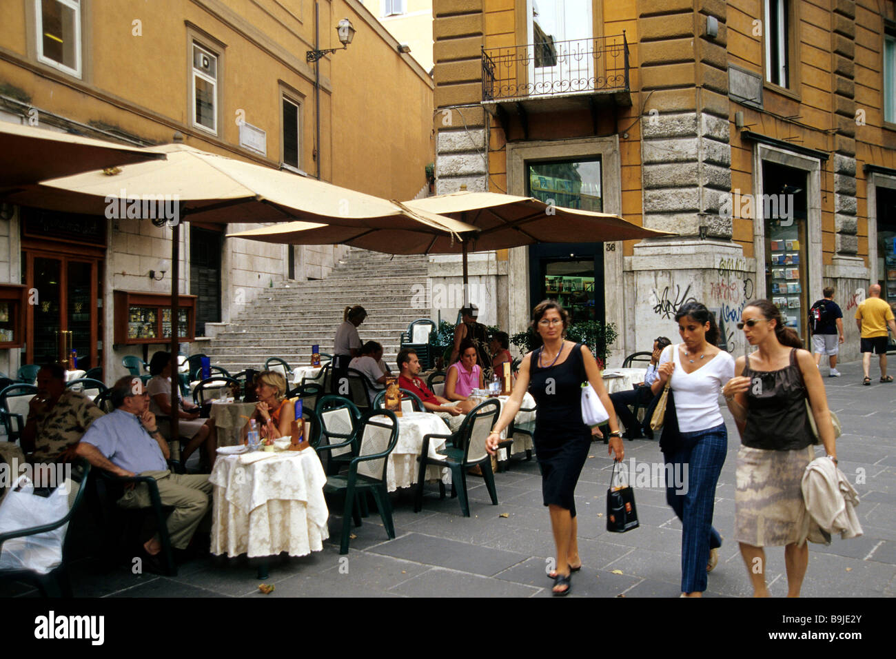 Via vittorio veneto Banque de photographies et d’images à haute résolution - Alamy