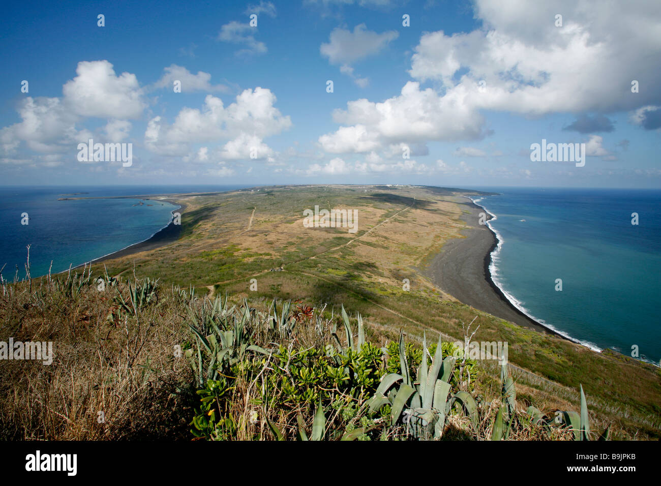 Voir l'île d'Iwo Jima du sommet du mont Suribachi avec Marine Corps ...