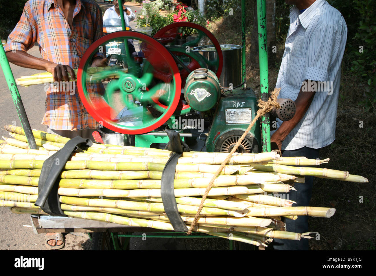 Une machine permettant de fabriquer une boisson locale à partir de la ...
