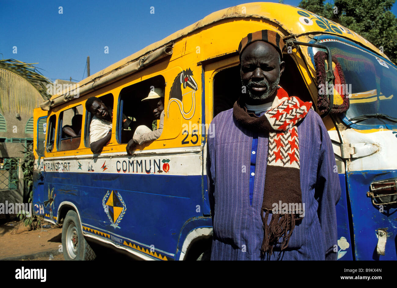 Sénégal, Dakar, la station de bus, les transports publics Photo Stock ...