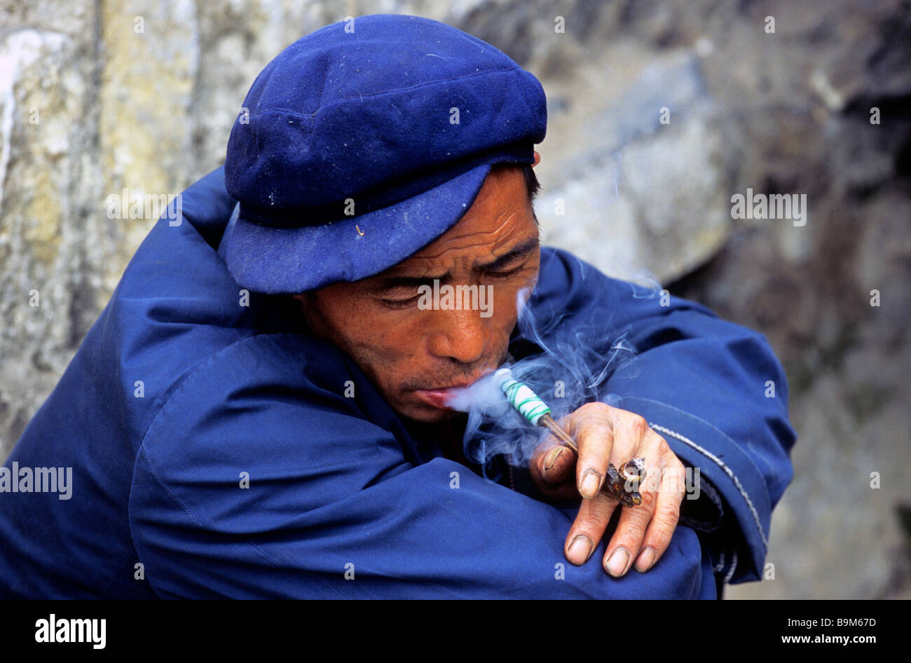 Chinese smoker Banque de photographies et d’images à haute résolution ...