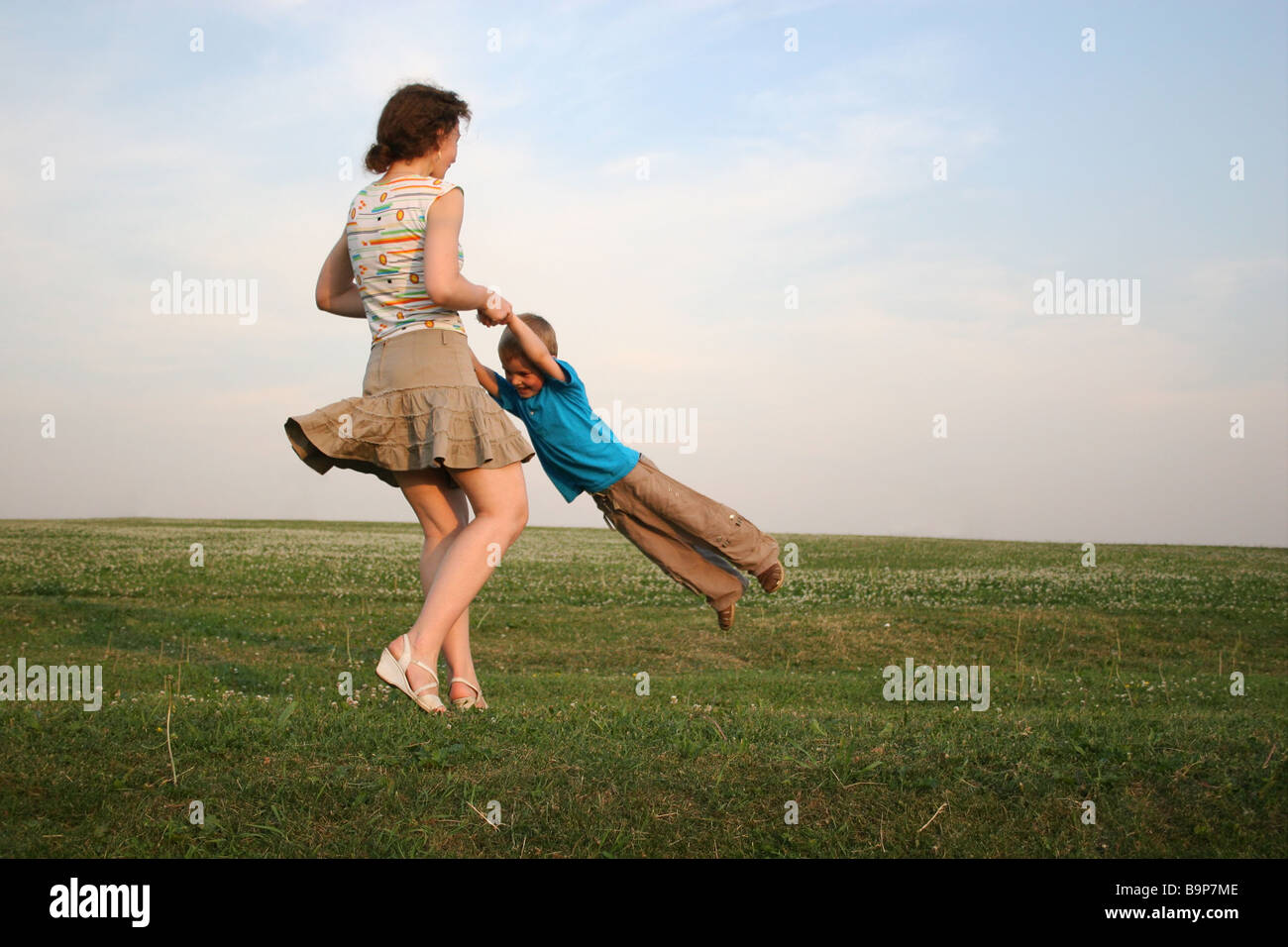 Faire pivoter la mère fils Photo Stock - Alamy