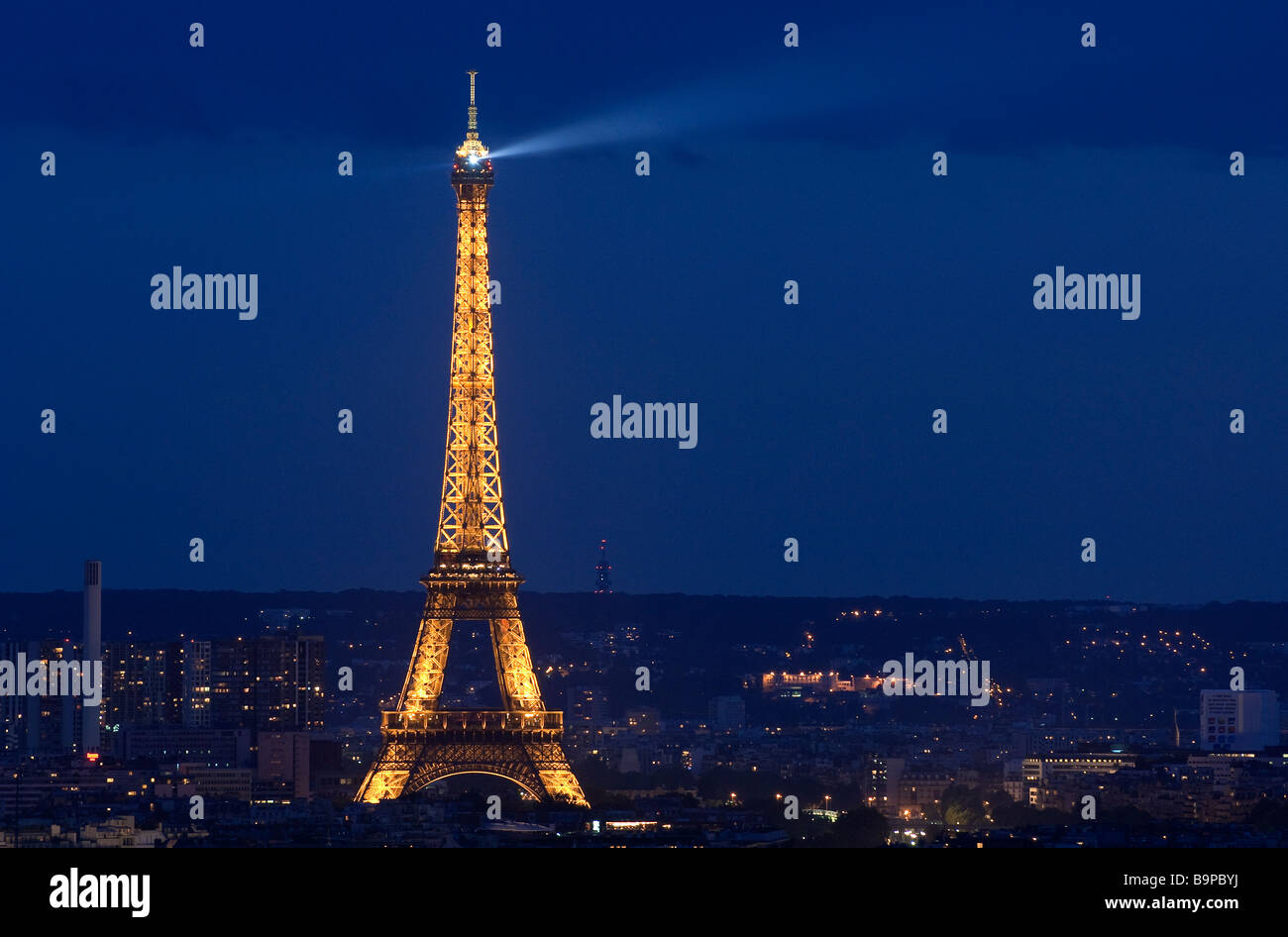 France, Paris, vue de Montmartre, la Tour Eiffel illuminée (éclairage ...
