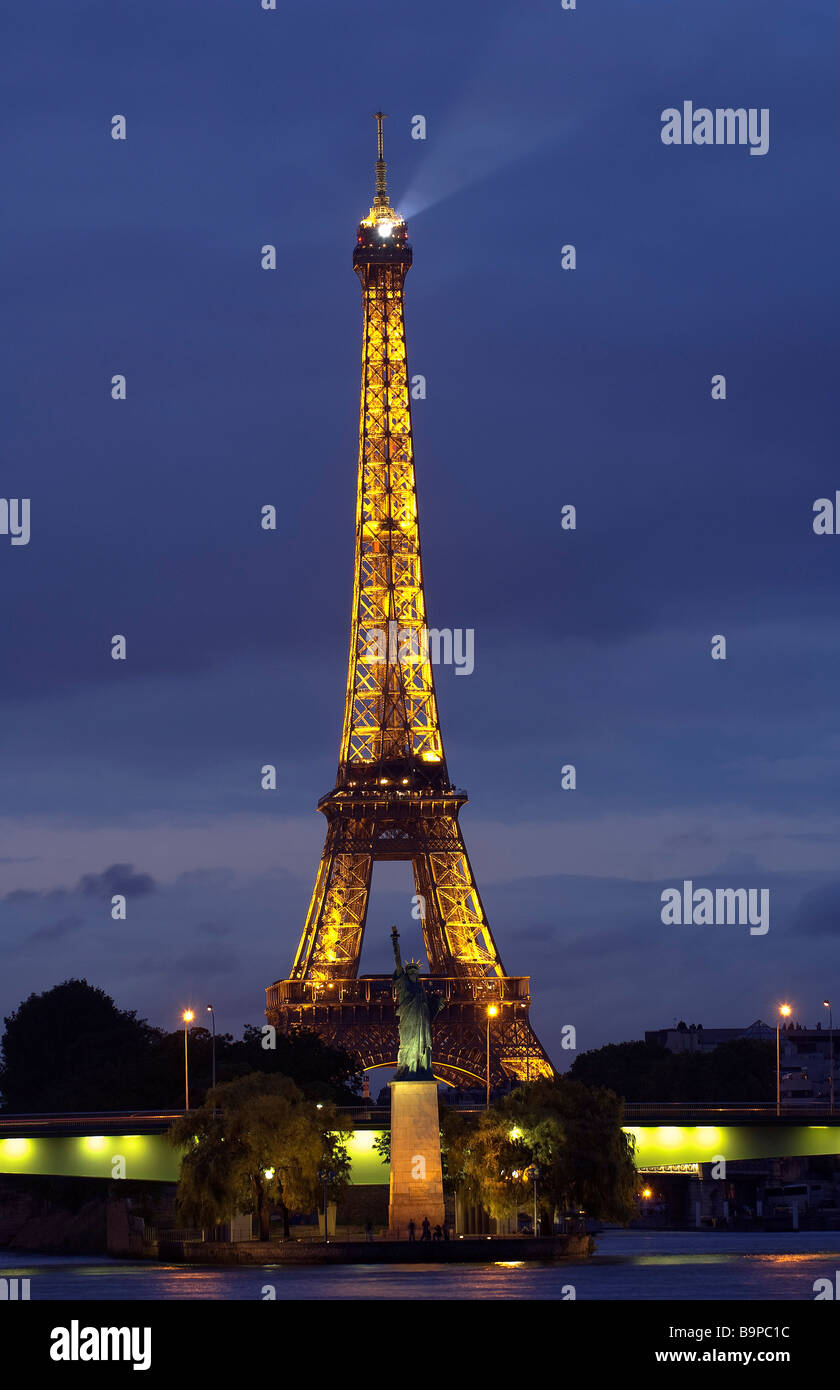 France, Paris, la Tour Eiffel illuminée (éclairage de la Tour Eiffel ...