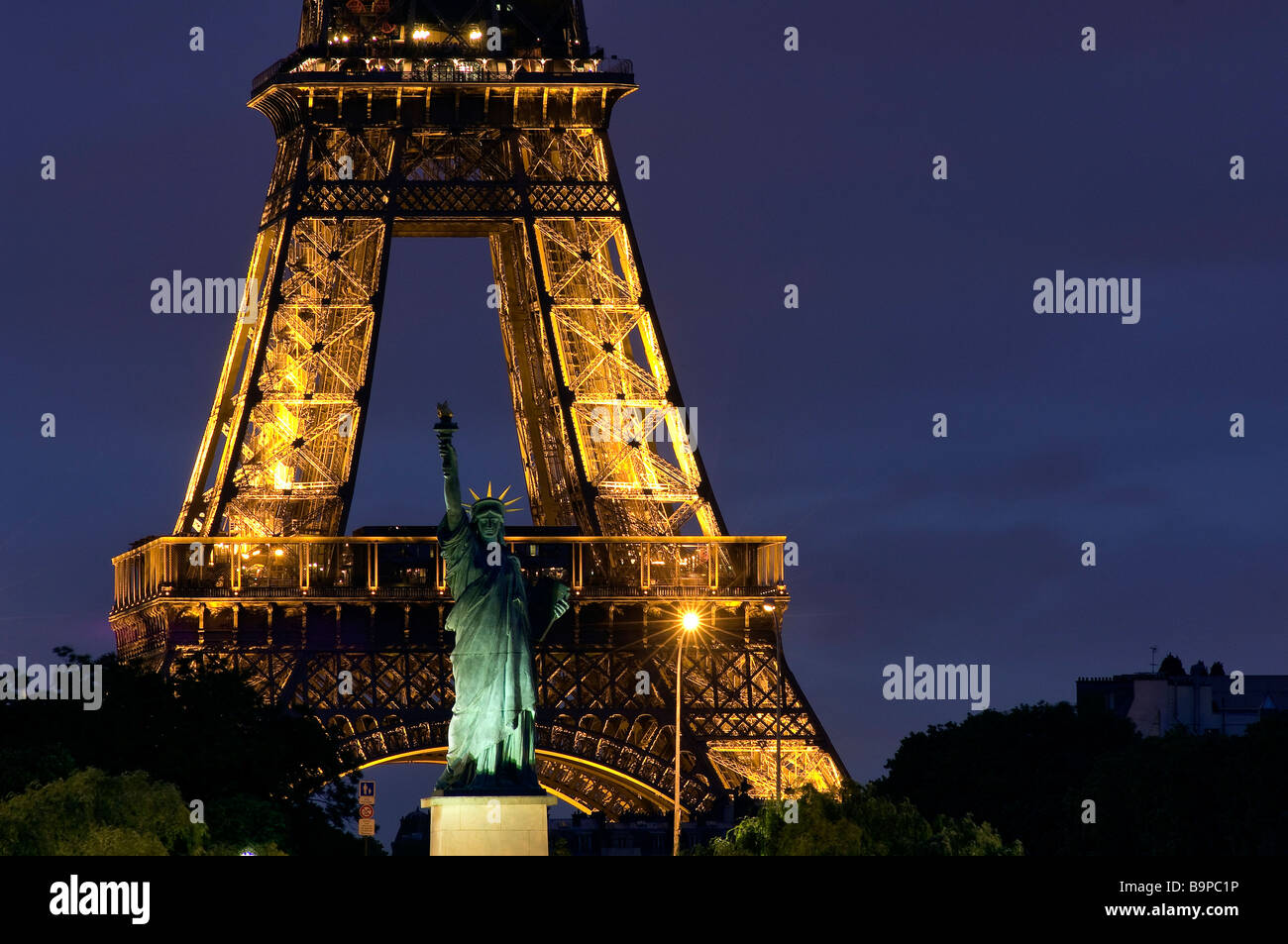 France, Paris, la Tour Eiffel illuminée (éclairage de la Tour Eiffel ...