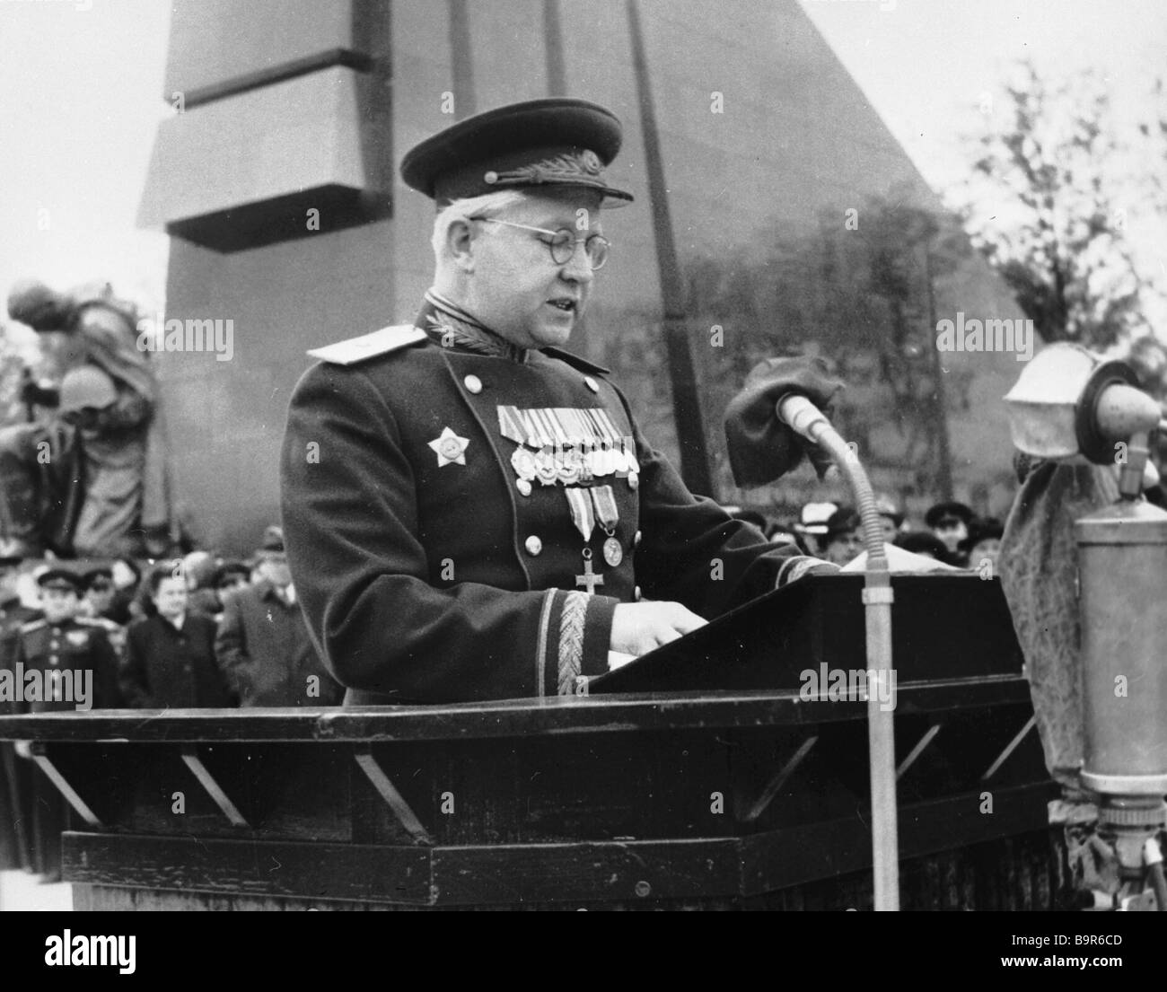 La ville de Berlin major Major Général Alexander Kotikov parle lors de ...