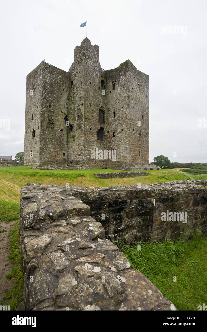 Le Château de Trim et ses remparts. La tour principale de Trim Castle ...
