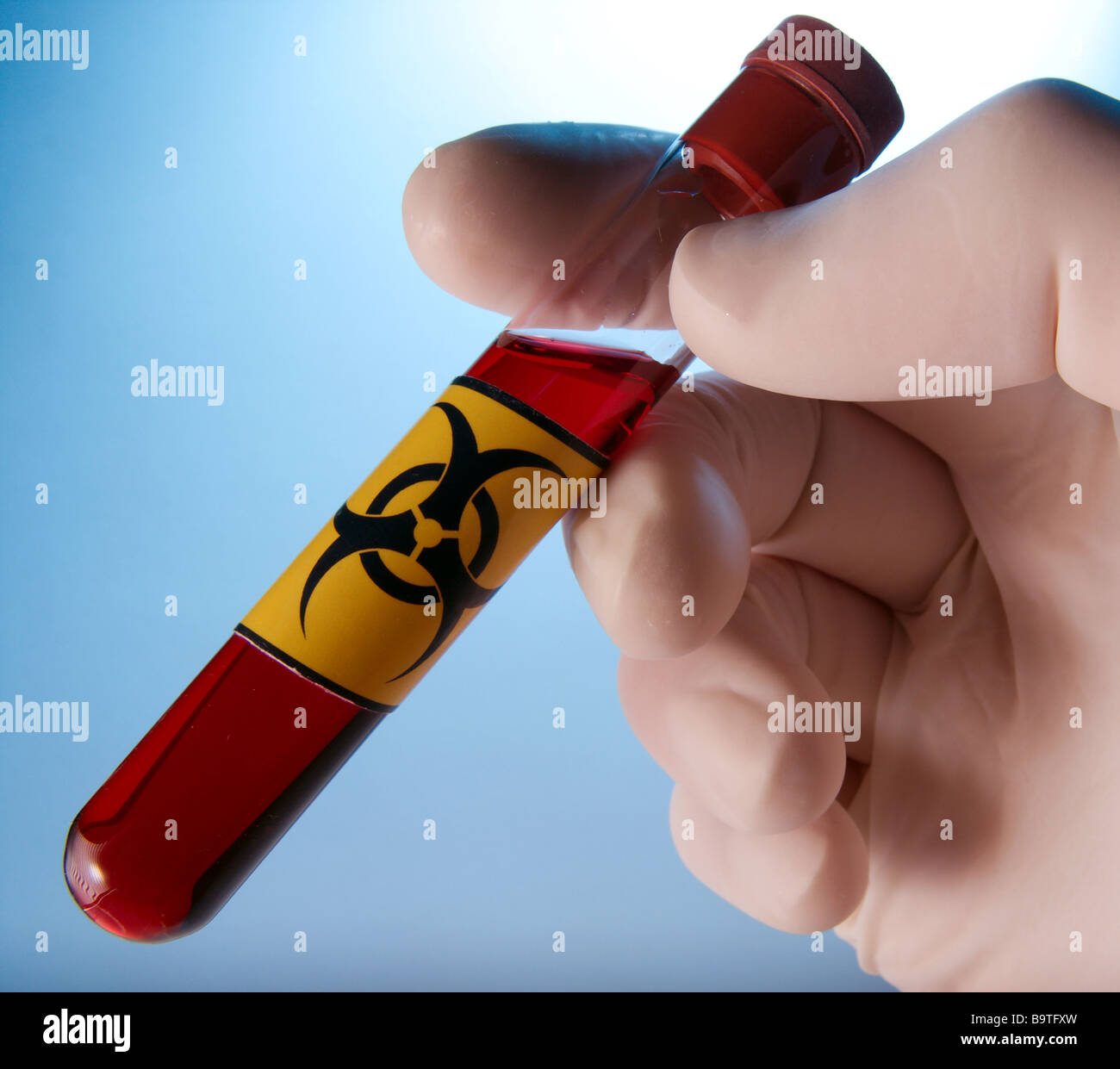 Tube à essai avec symbole biohazard Photo Stock - Alamy