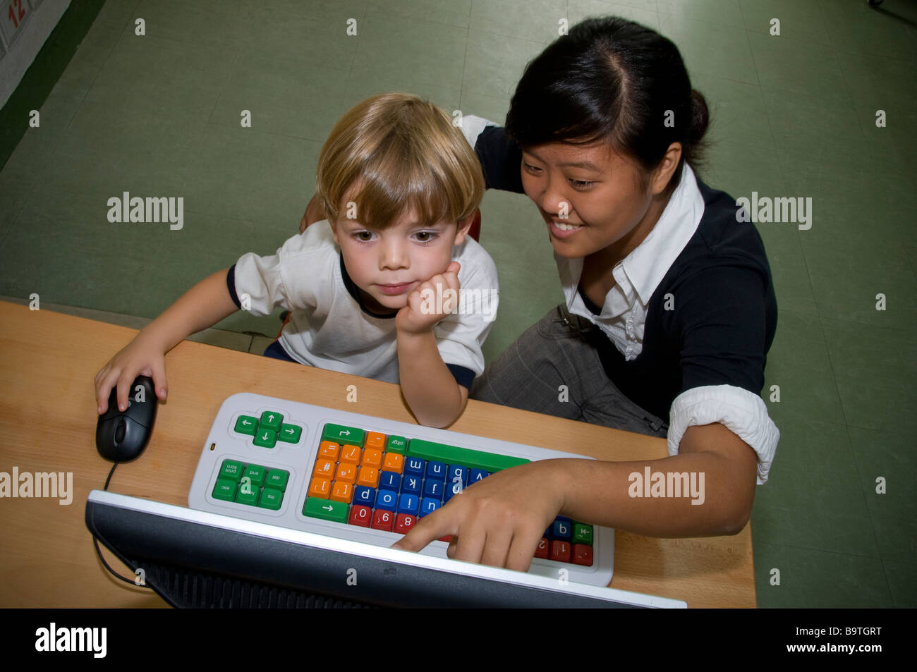 Enfant 4-6 ans en classe maternelle travaillant avec la souris sur son ...
