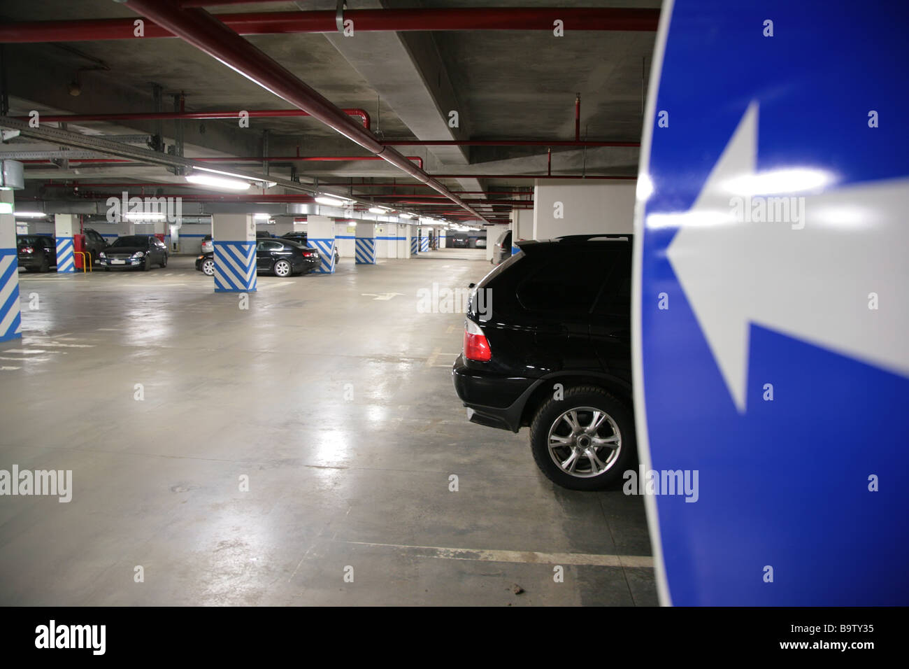 Voitures parking Banque de photographies et d’images à haute résolution ...