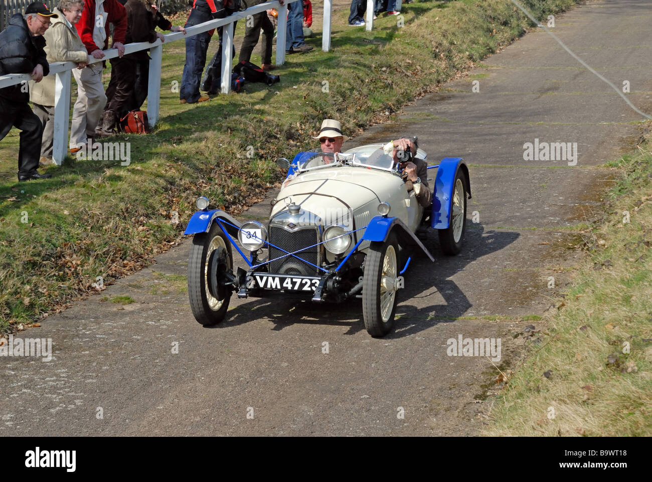 Voitures descendant test hill brooklands Banque de photographies et d ...