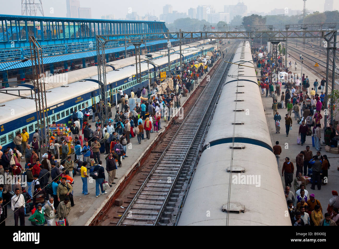 La gare de New Delhi à Delhi Inde Photo Stock - Alamy
