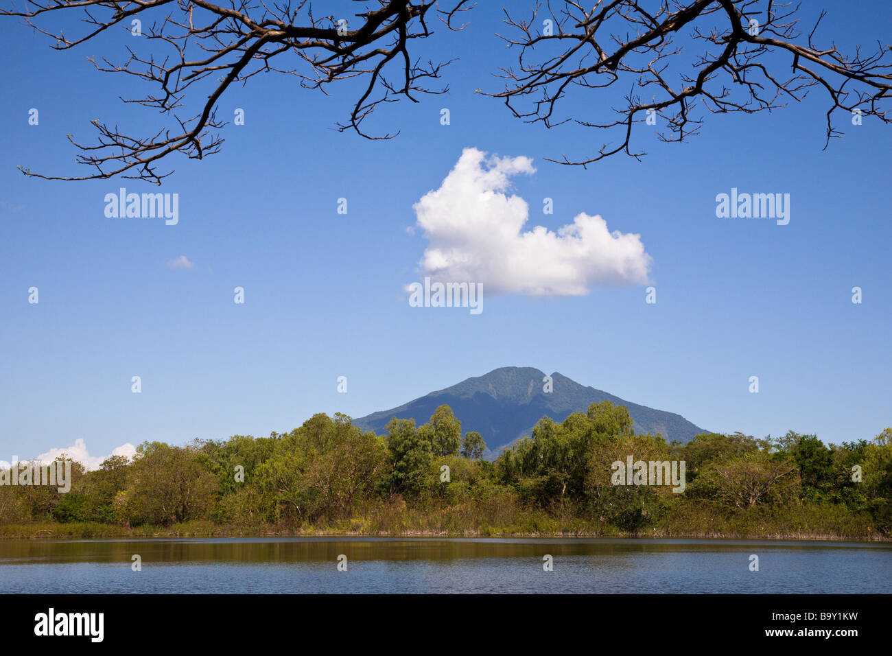Volcan Maderas et la lagune de Charco Verde Vert Nature Reserve, l'île ...