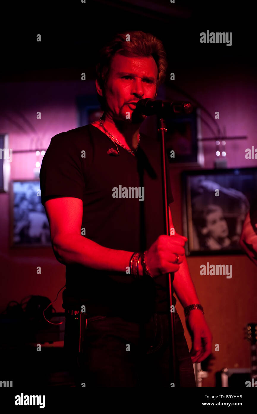Chanteuse au micro. Singer ressemble à Johnny Hallyday Photo Stock - Alamy