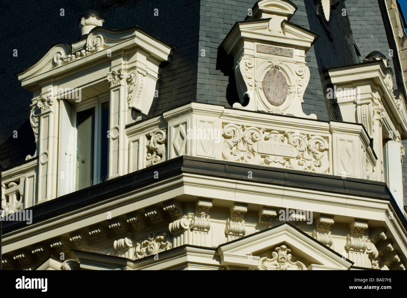 Corniche de toit Banque de photographies et d’images à haute résolution ...