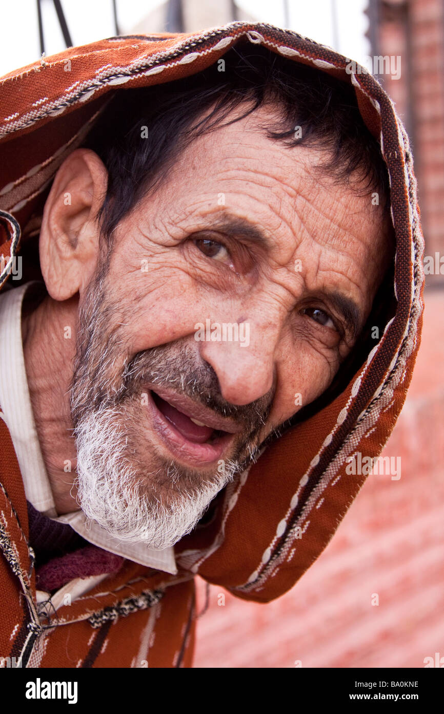 Un vieil homme marocain barbu vêtu d'un tissu de coton traditionnels ...