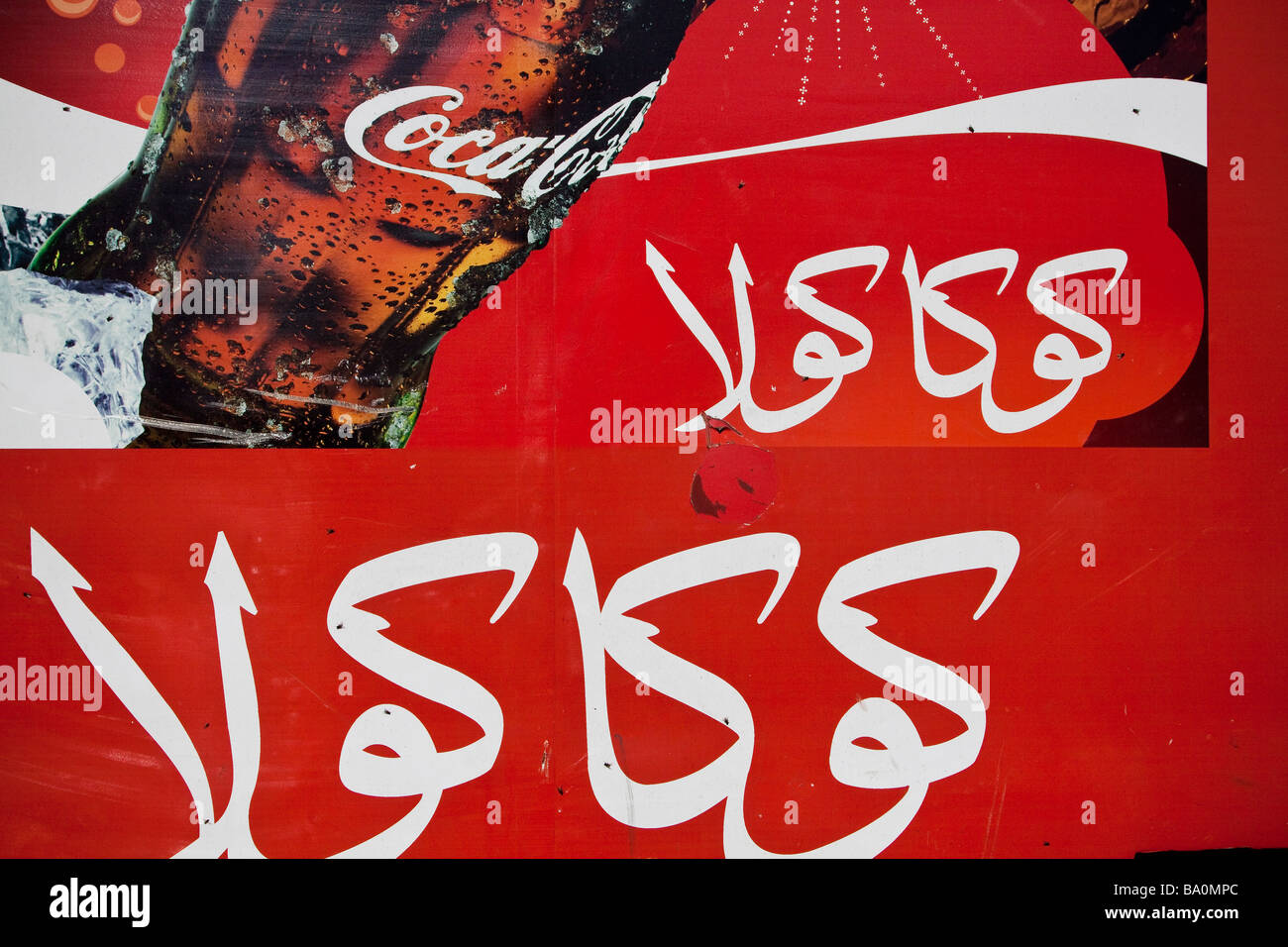 Coca cola bottle in arabic Banque de photographies et d’images à haute ...