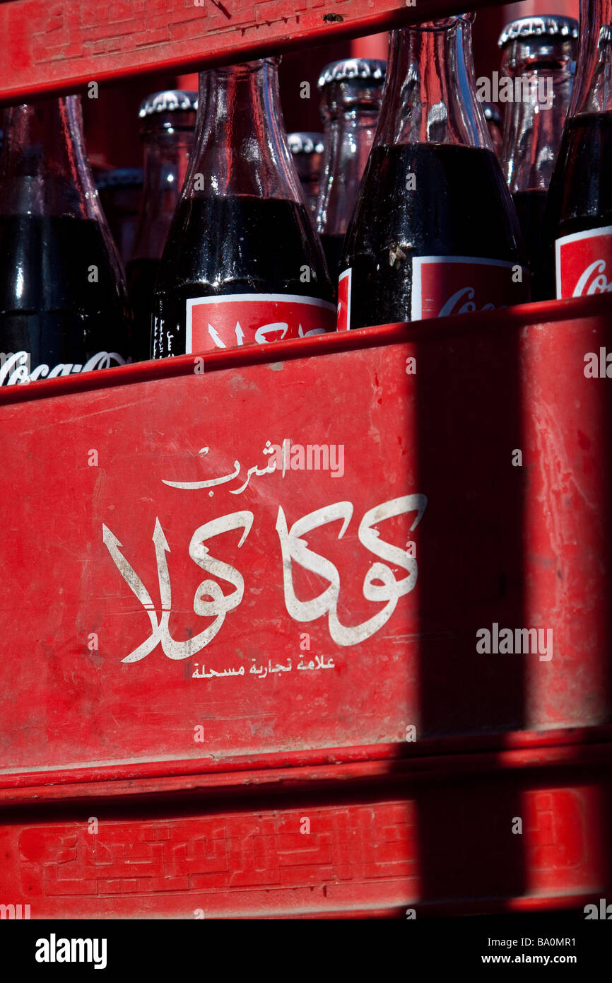 Coca cola bottle in arabic Banque de photographies et d’images à haute ...