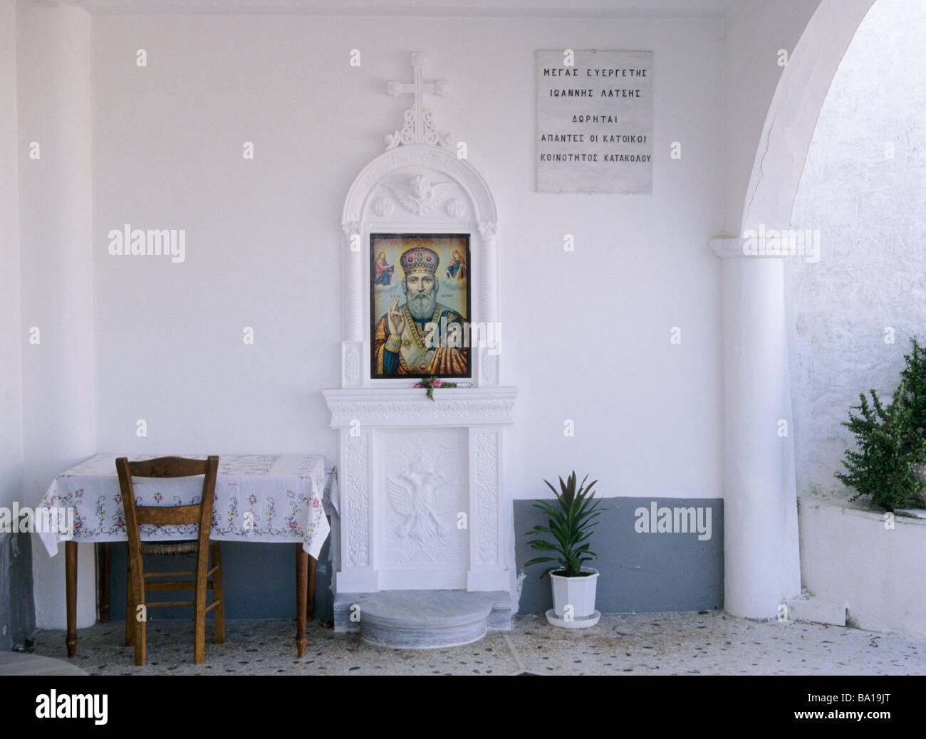 Église orthodoxe grecque avec l'icône sur le mur dans Githeo la Grèce ...