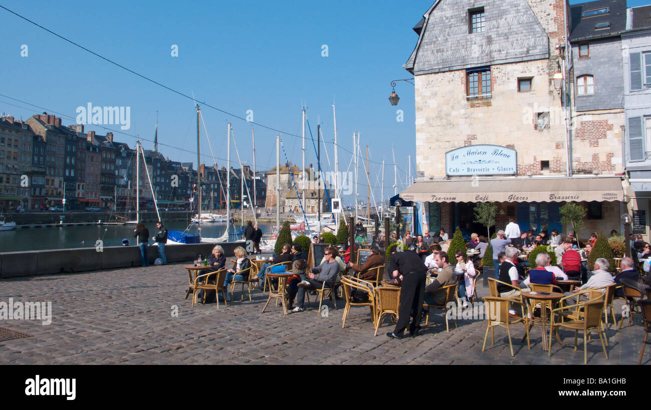 Honfleur cafe Banque de photographies et d’images à haute résolution ...