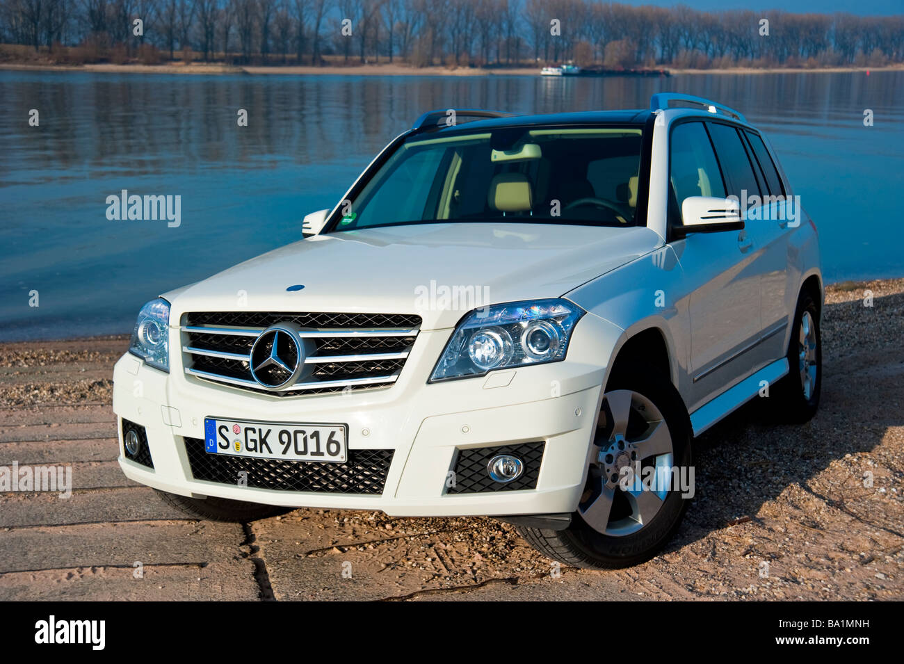 Mercedes blanche Banque de photographies et d’images à haute résolution ...