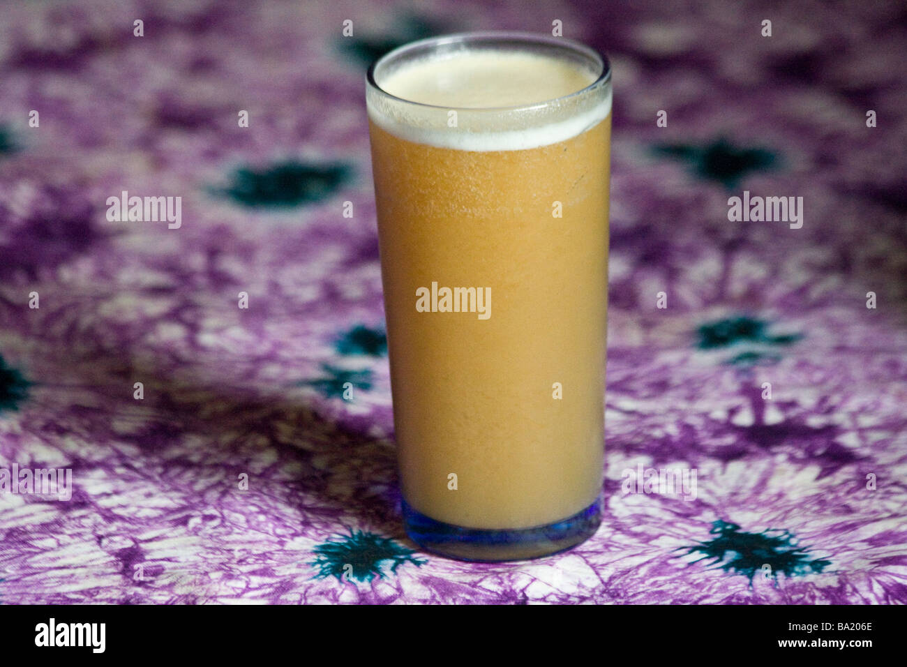 Verre de jus de fruit du baobab Bouye à St Louis au Sénégal Photo Stock ...